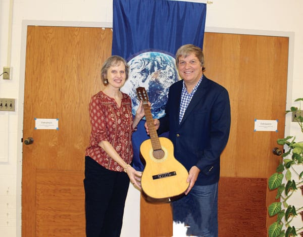 la-guitarra-de-jean-donovan-2 | Misioneros Maryknoll