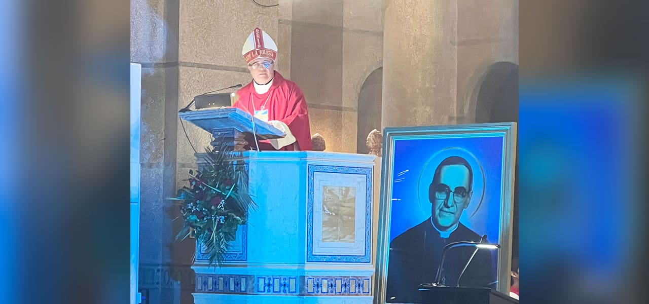 Menjívar instó a cesar violencia en aniversario del asesinato de Romero